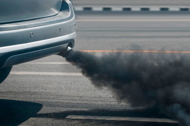 Cuándo Acelero Sale Humo Negro: Posibles Causas Y Soluciones
